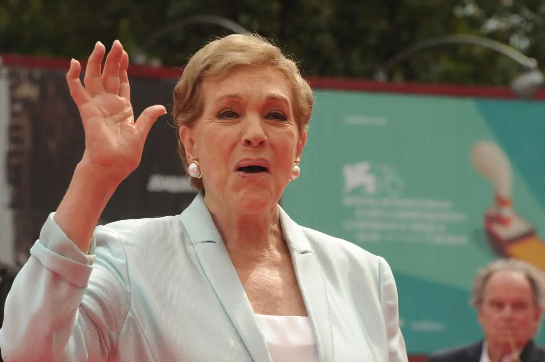 Julie Andrews: La reina del cine que superó una infancia difícil y se ...