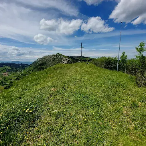 El monte de Cantabria donde la prehistoria se esconde en cuatro cuevas ...