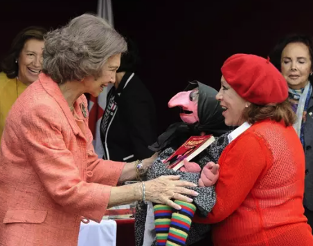 Así fue el momento en el que la Reina Sofía 'habló' con Doña Rogelia